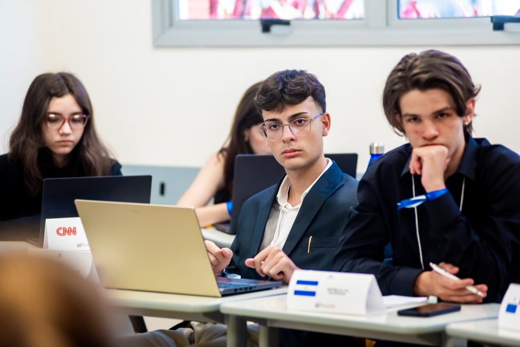 Estudantes globais: a importância das Simulações ONU em colégios ...